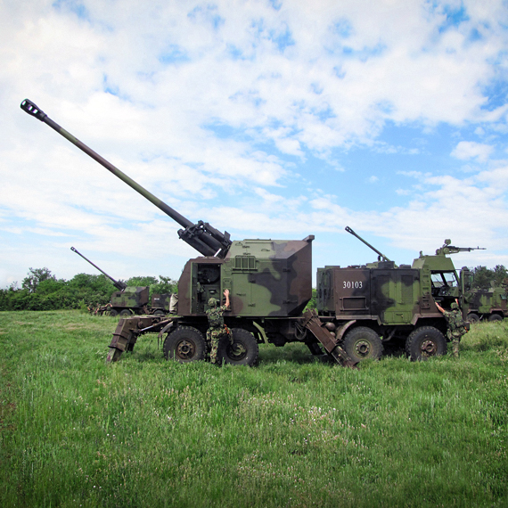 Intensive training on 155 mm B/52 M-15 “Nora” self-propelled gun ...